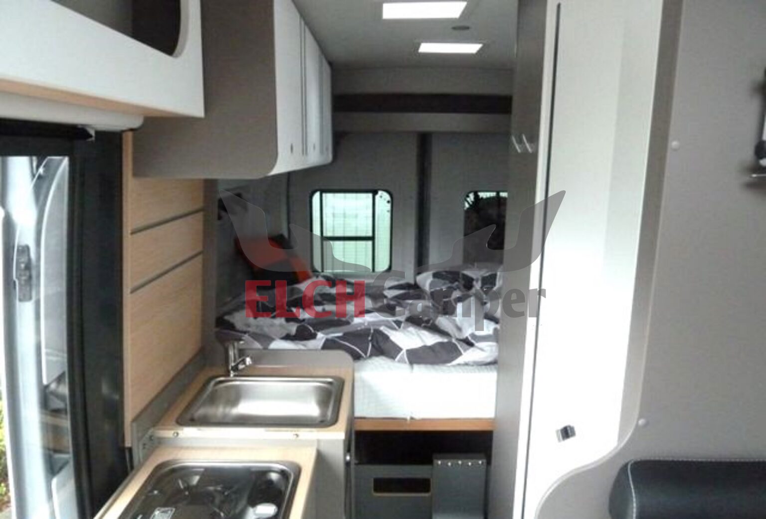 LMC Innovan 590 Road Edition mit Dachzelt mieten | ELCHCamper